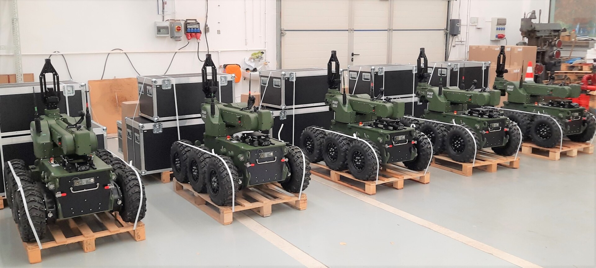 Pięć robotów PIAP IBIS® dla policyjnych techników bombowych - Sieć ...